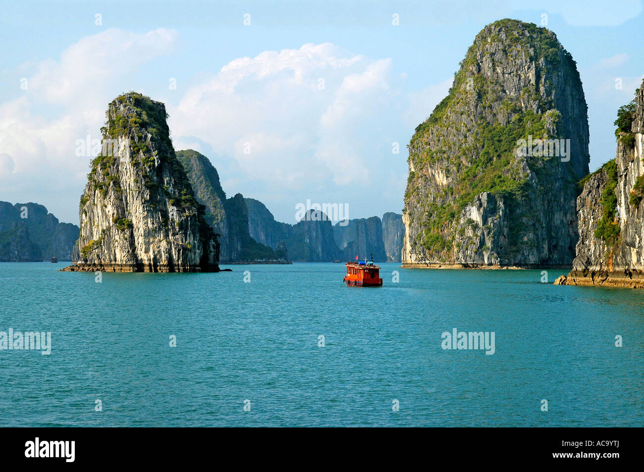 Limestone monolithic island of Halong Bay, UNESCO wolrld heritage ...