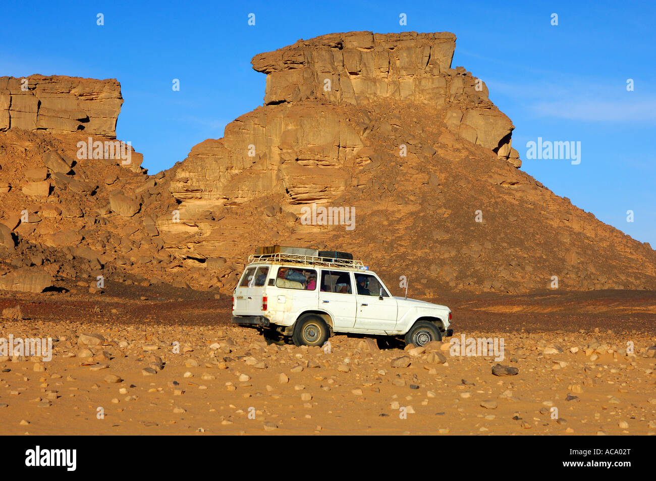 Jeep crosses the Hamada desert in the Acacus Mountains, Libya Stock ...