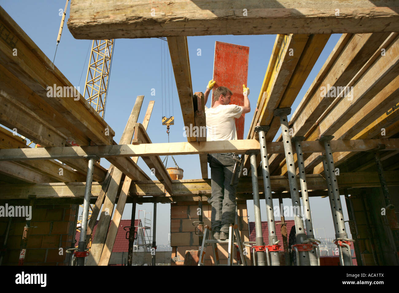 Installation of a reinforced concrete ceiling for an apartment house ...