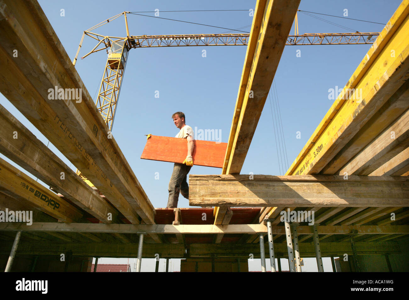 Installation of a reinforced concrete ceiling for an apartment house ...