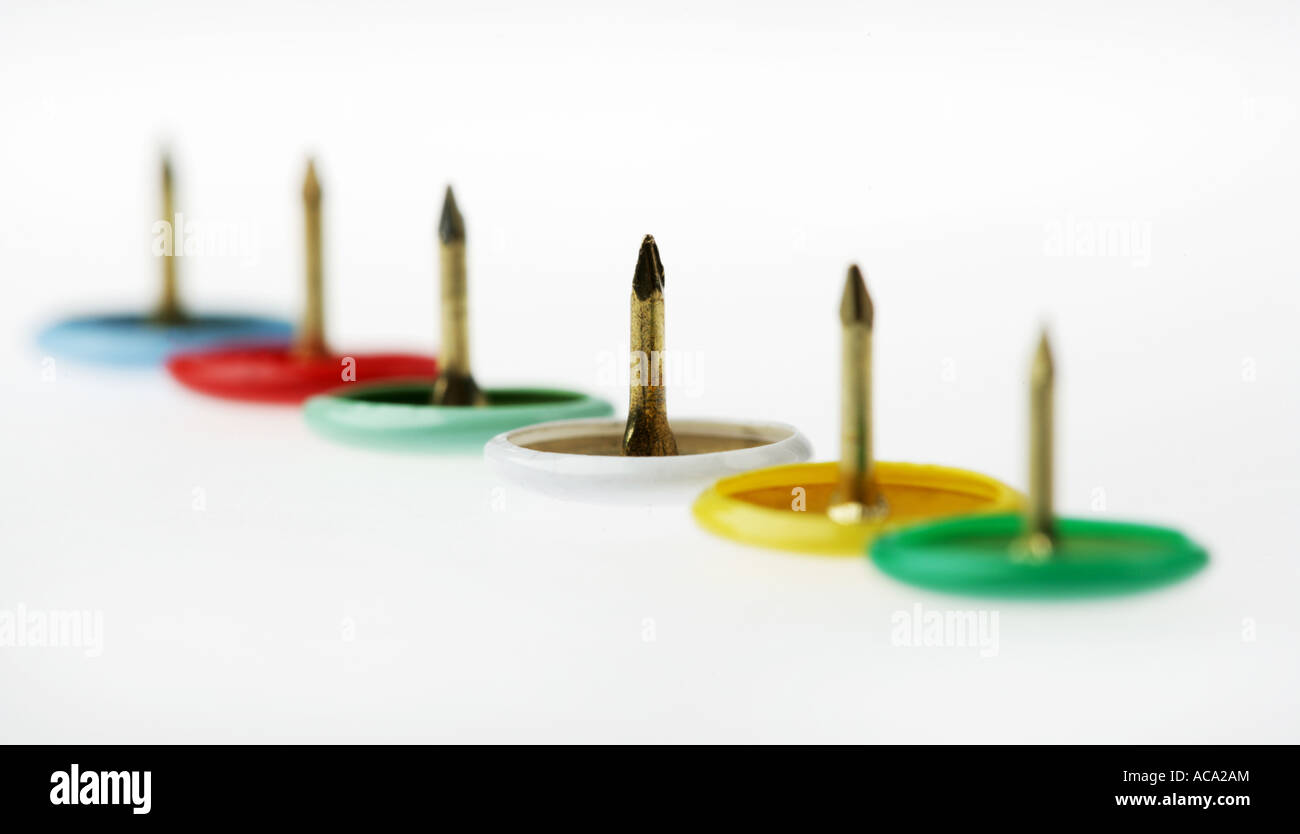 Coloured thumbtacks hi-res stock photography and images - Alamy