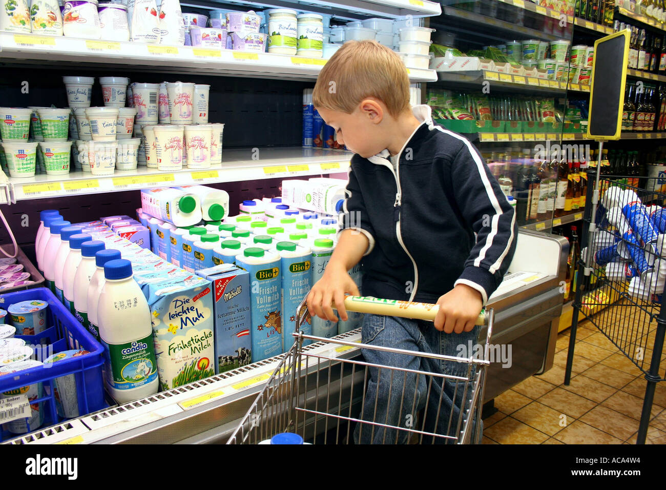 Child in the supermarket Stock Photo - Alamy