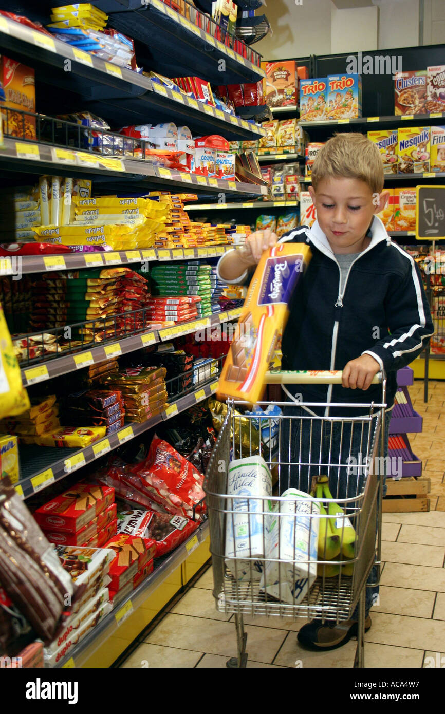 Child in the supermarket Stock Photo - Alamy