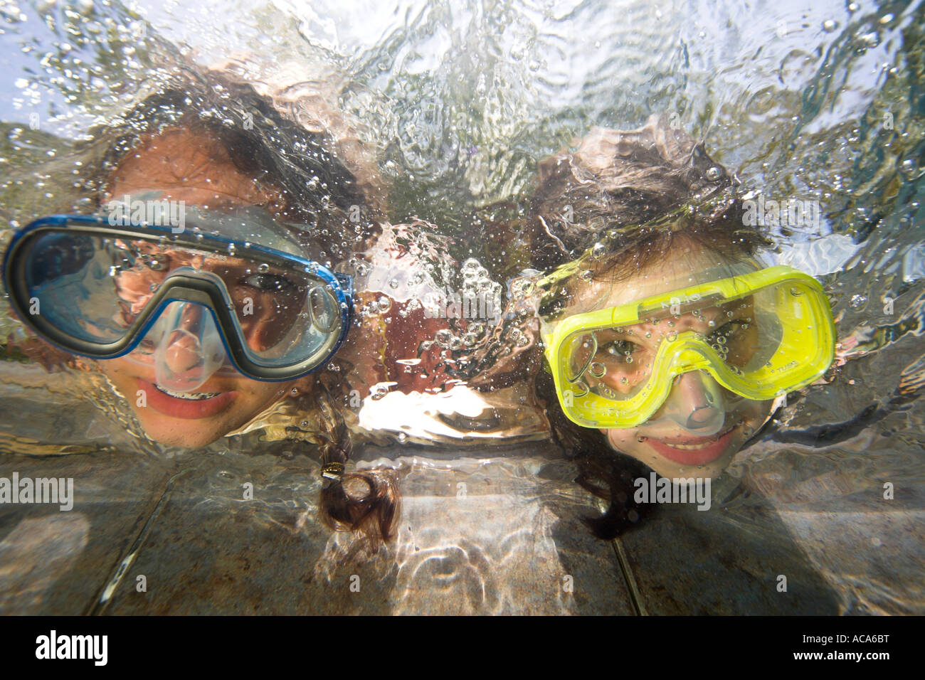 Kinder unterwasser hi-res stock photography and images - Alamy