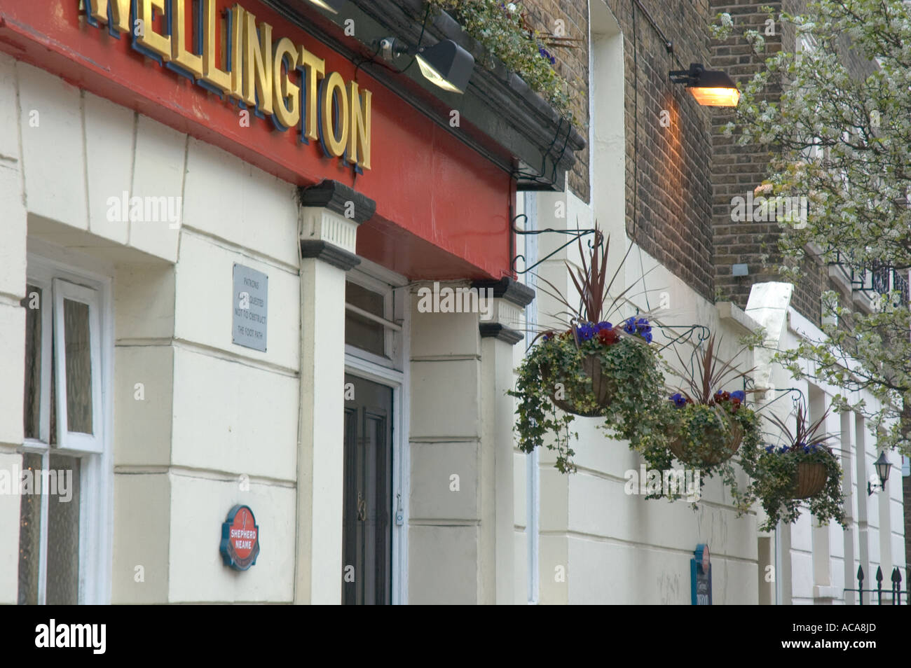 Wellington pub london hi-res stock photography and images - Alamy