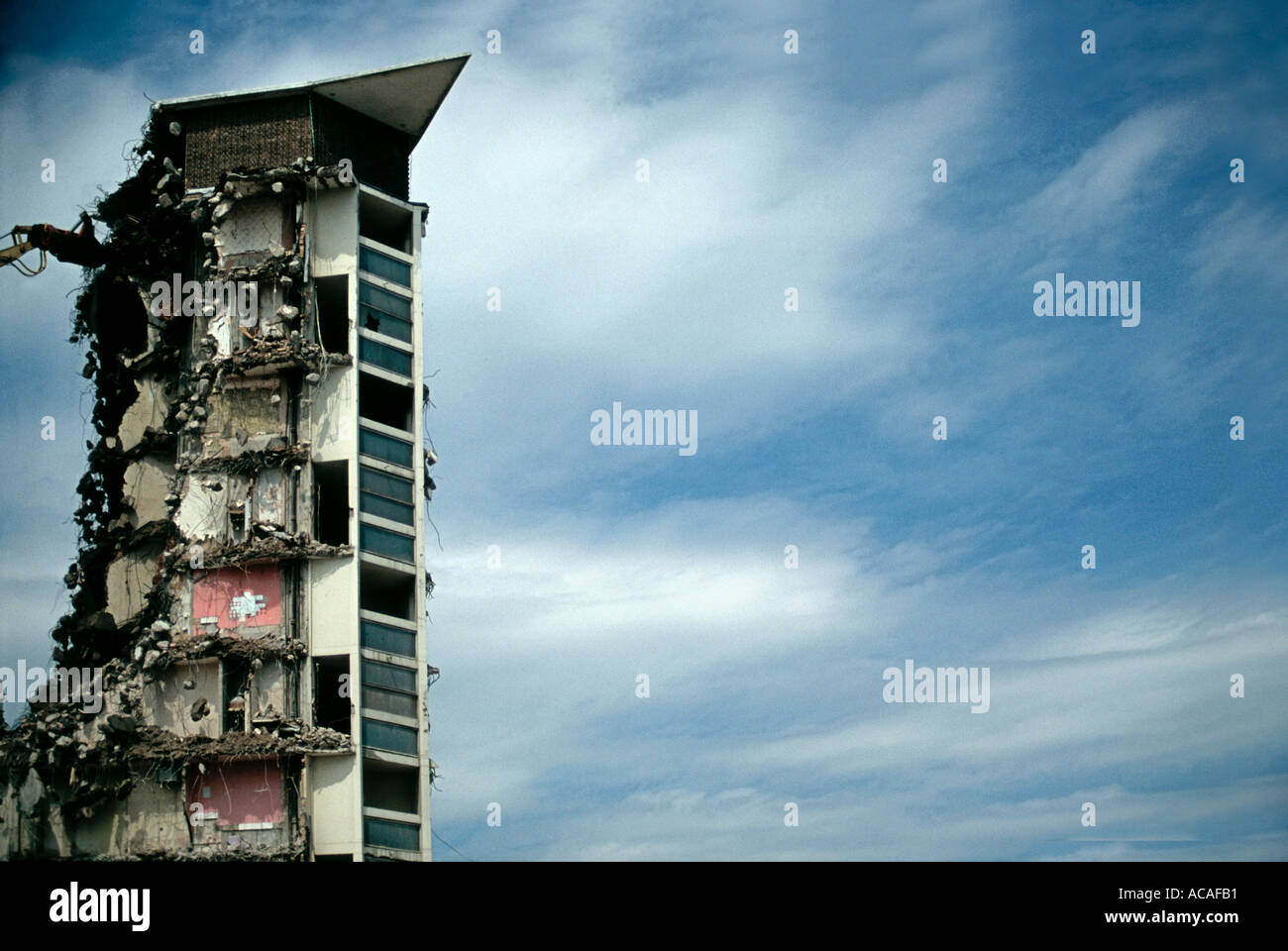 Demolition destruction tower block hi-res stock photography and images ...