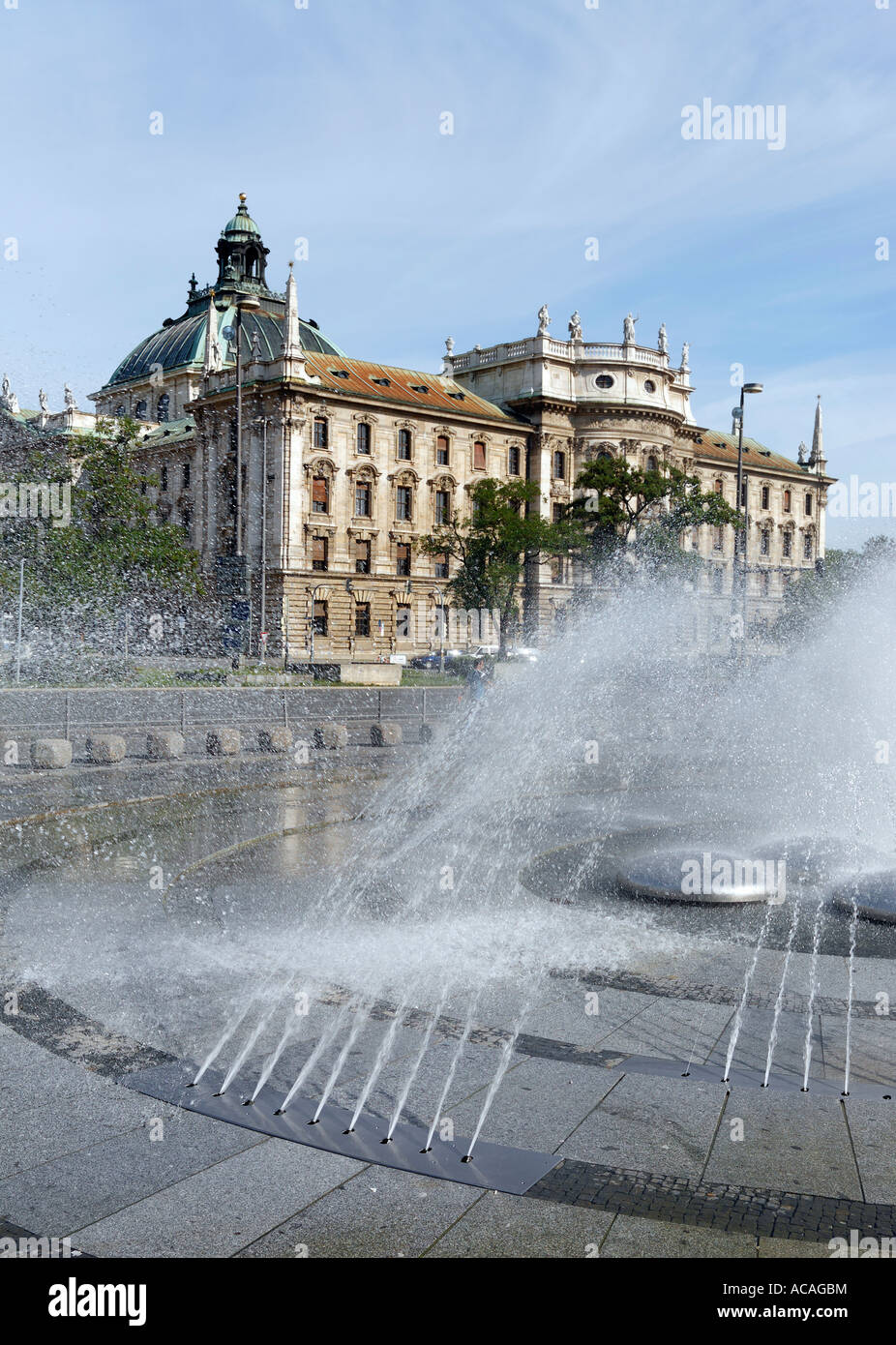 Fontain at Karlplatz/Stachus with Palace of Justice, Munich, Upper ...