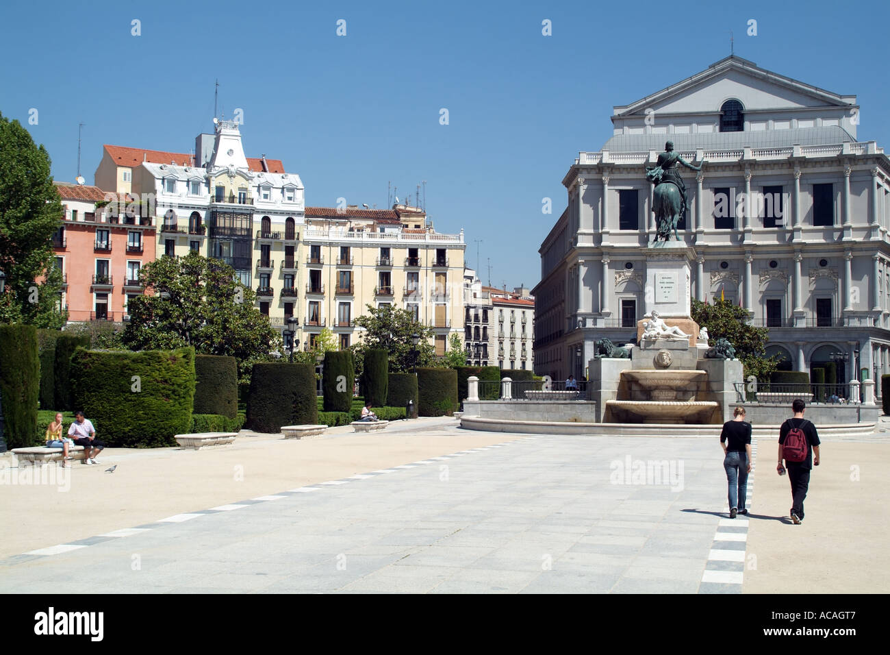Madrids opera house. Teatro Real on Plaza de Oriente with statue of ...