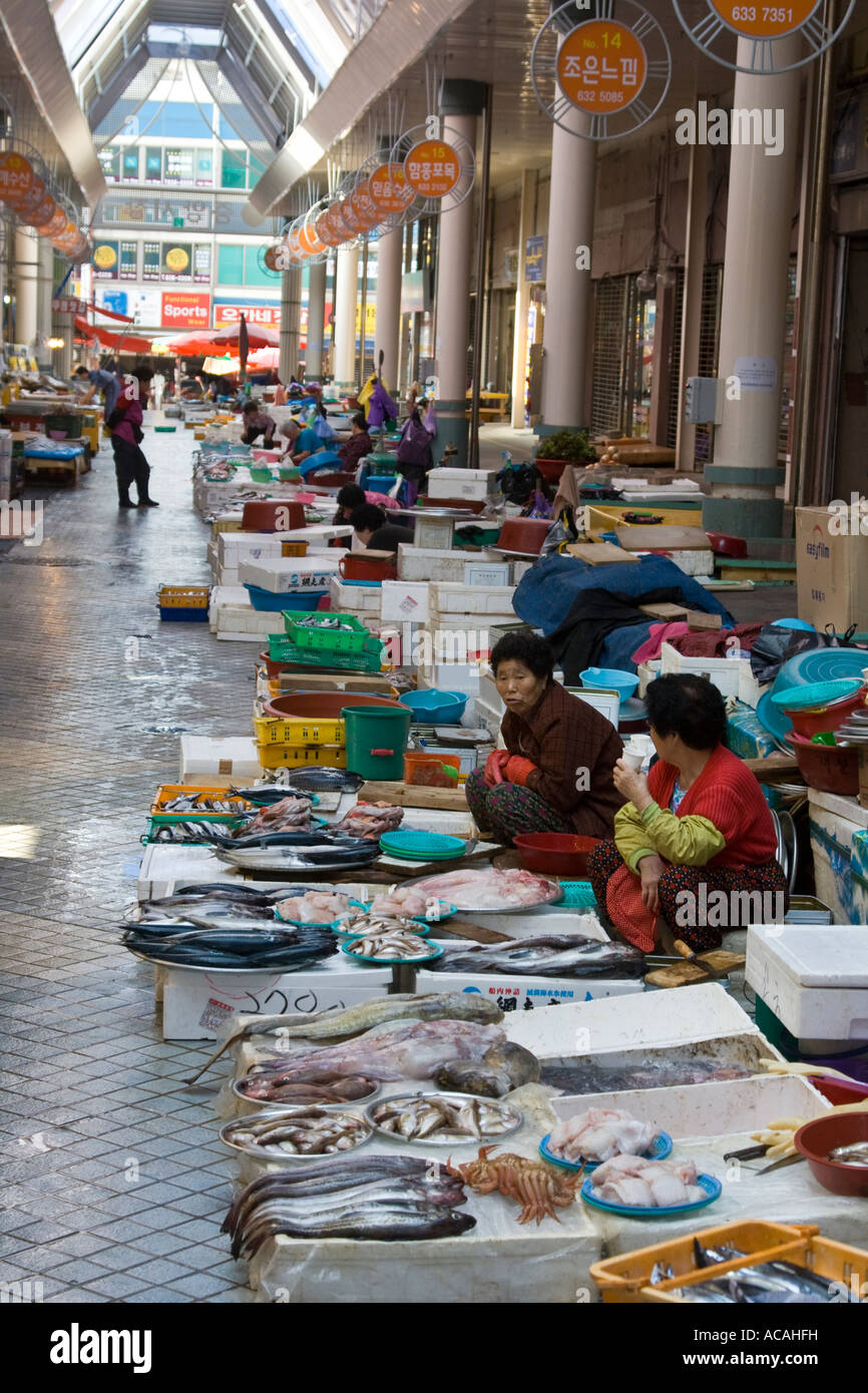 Korean women fish market hi-res stock photography and images - Alamy