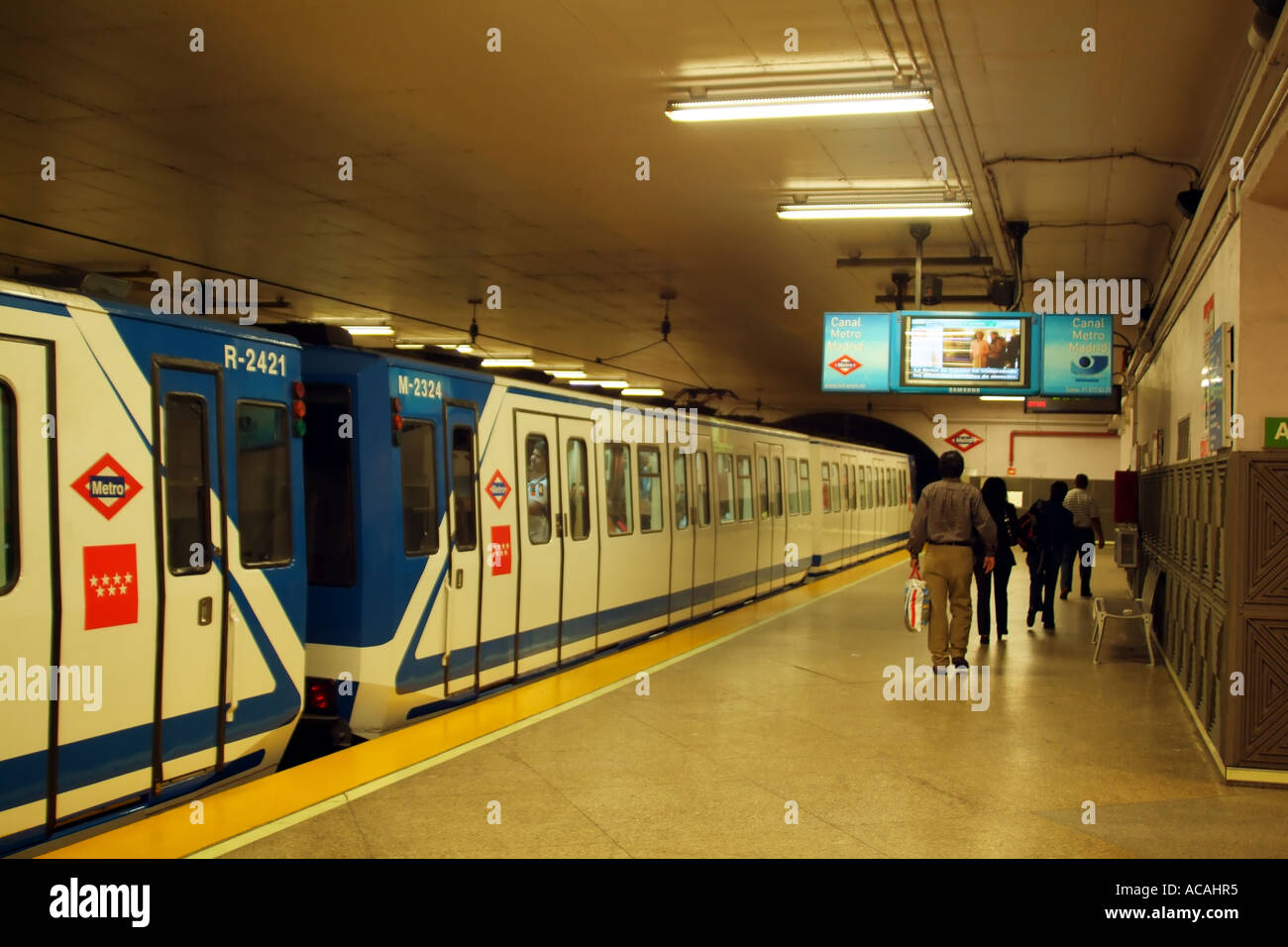 Suburban train metro madrid spain hi-res stock photography and images ...
