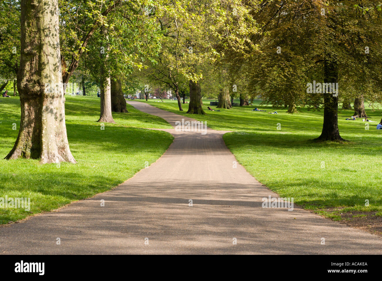 London park path hi-res stock photography and images - Alamy