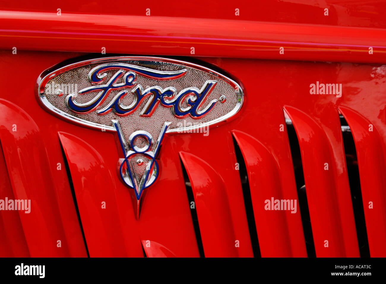 V 8 emblem hi-res stock photography and images - Alamy