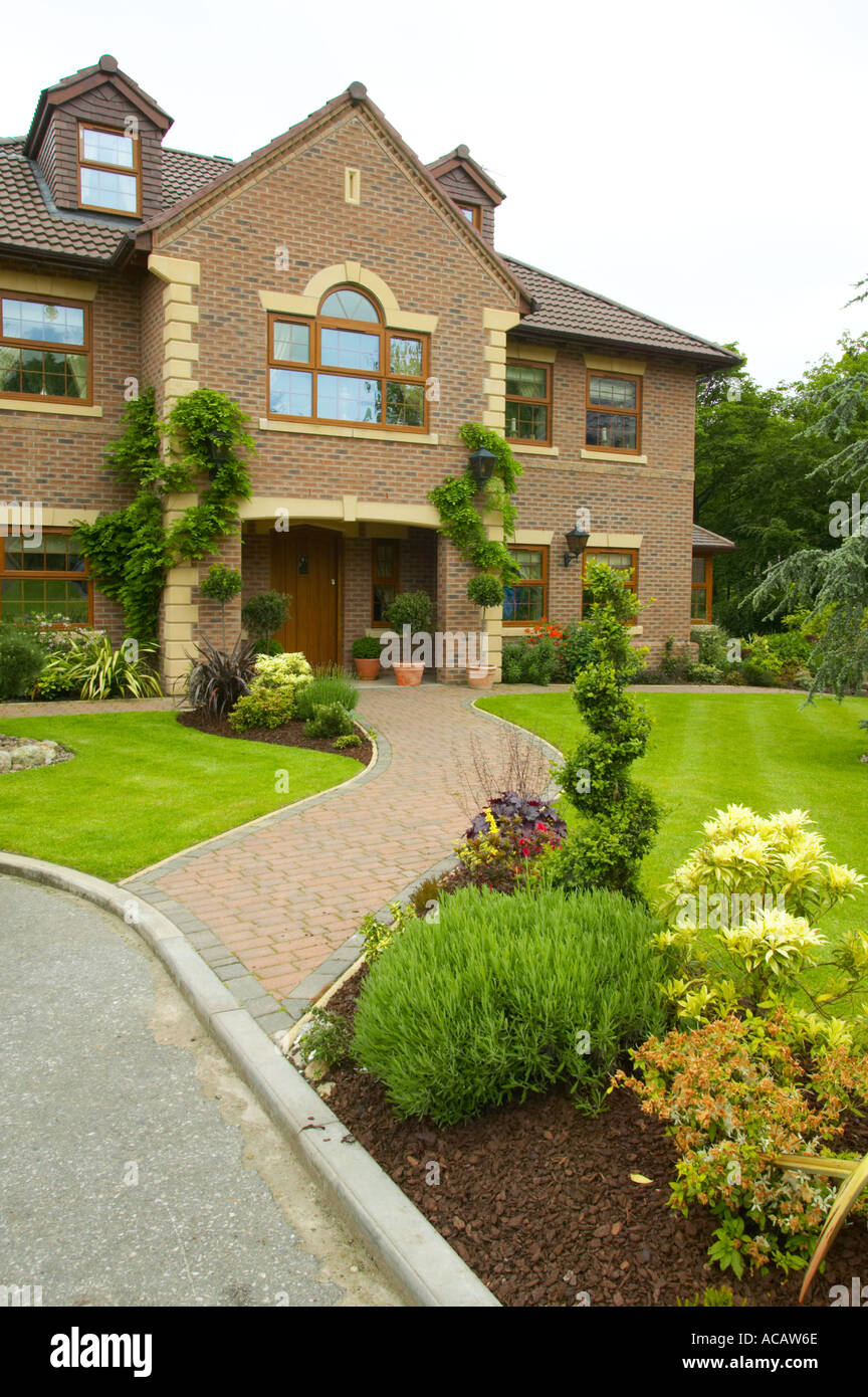 Detached House Uk Garden High Resolution Stock Photography and Images ...