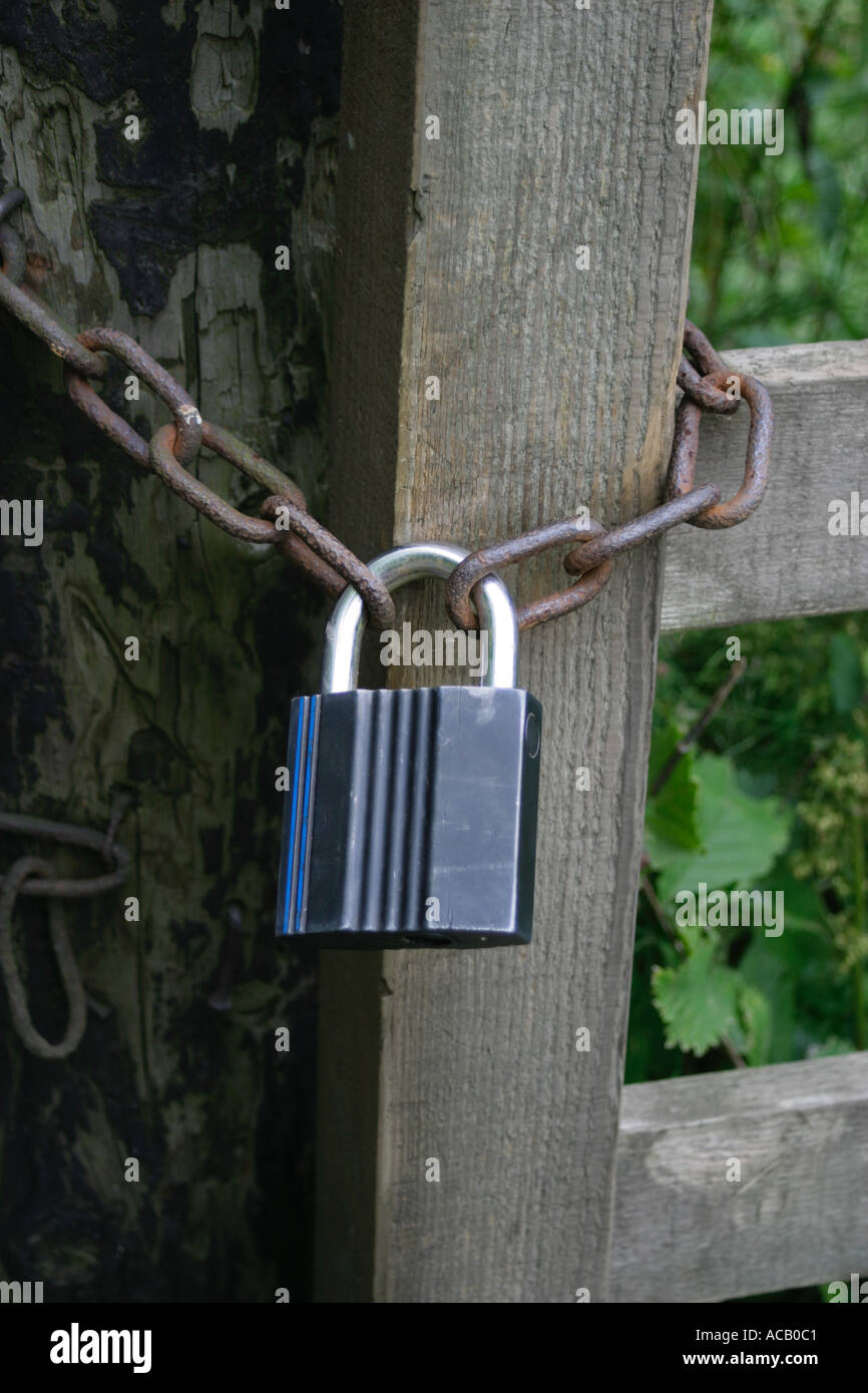 Locked gate on country hi-res stock photography and images - Alamy