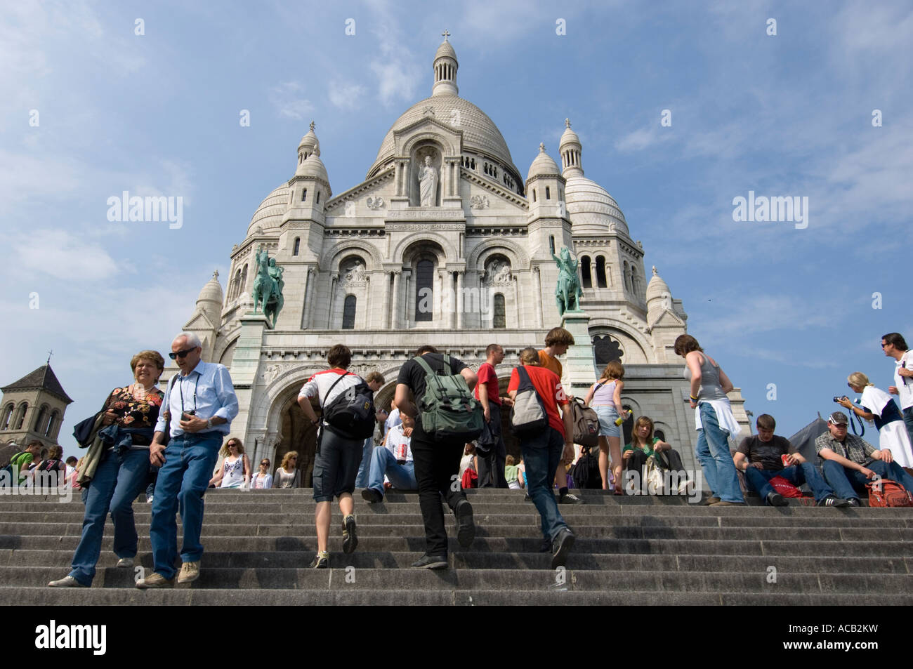 Tourists on the stairs of sacré coeur basilica Montmartre 18th ...