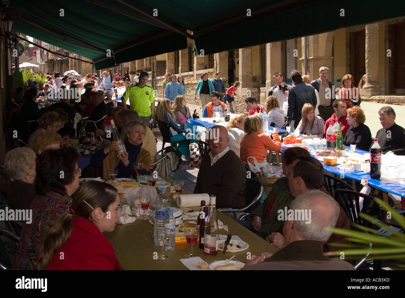 Dining in the shade Stock Photo - Alamy