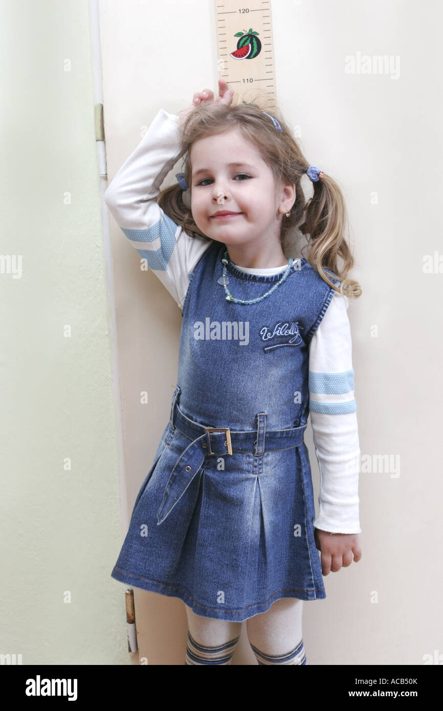 A little girl is measuring its height Stock Photo - Alamy