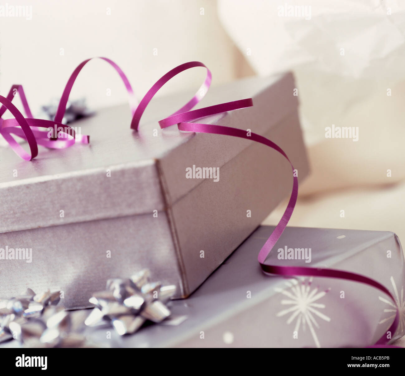 Silver wedding presents hi-res stock photography and images - Alamy