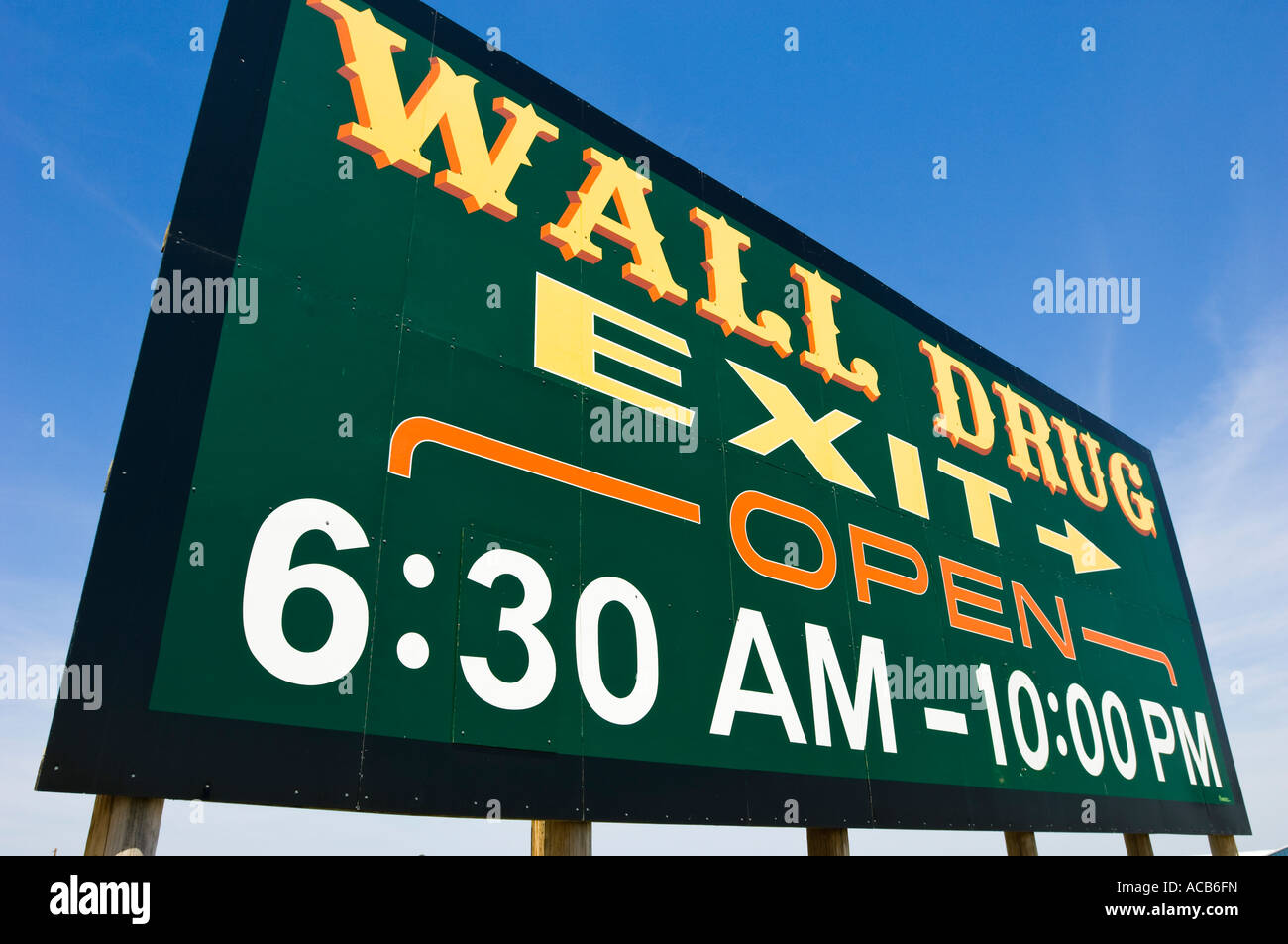 Highway sign for Wall Drug in Wall, South Dakota Stock Photo - Alamy