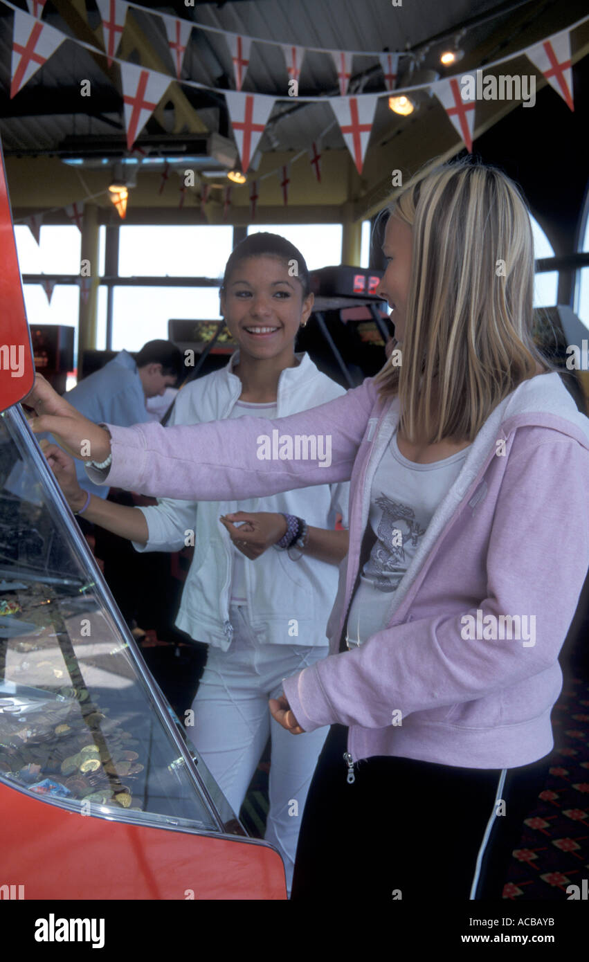 Teenagers arcade hi-res stock photography and images - Alamy