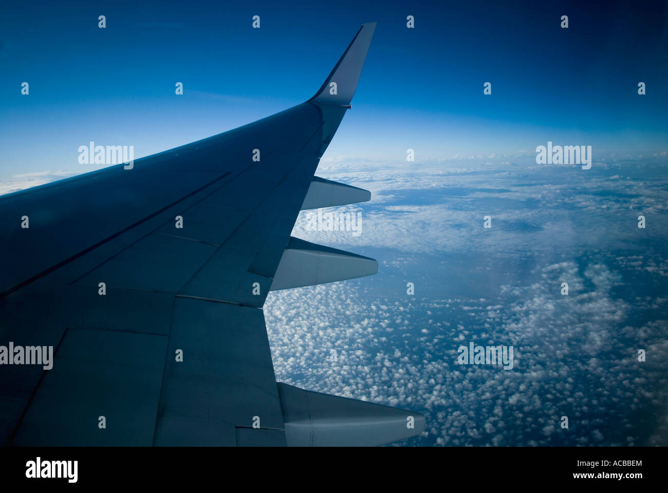 Airplane flying close up hi-res stock photography and images - Alamy