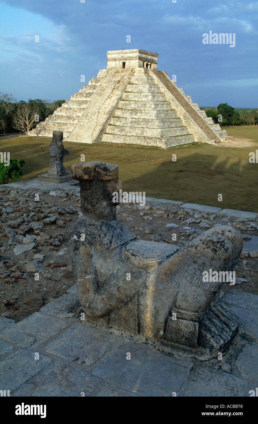 pyramid of el castillo mayan ruins of chichen itza yucatan peninsula ...