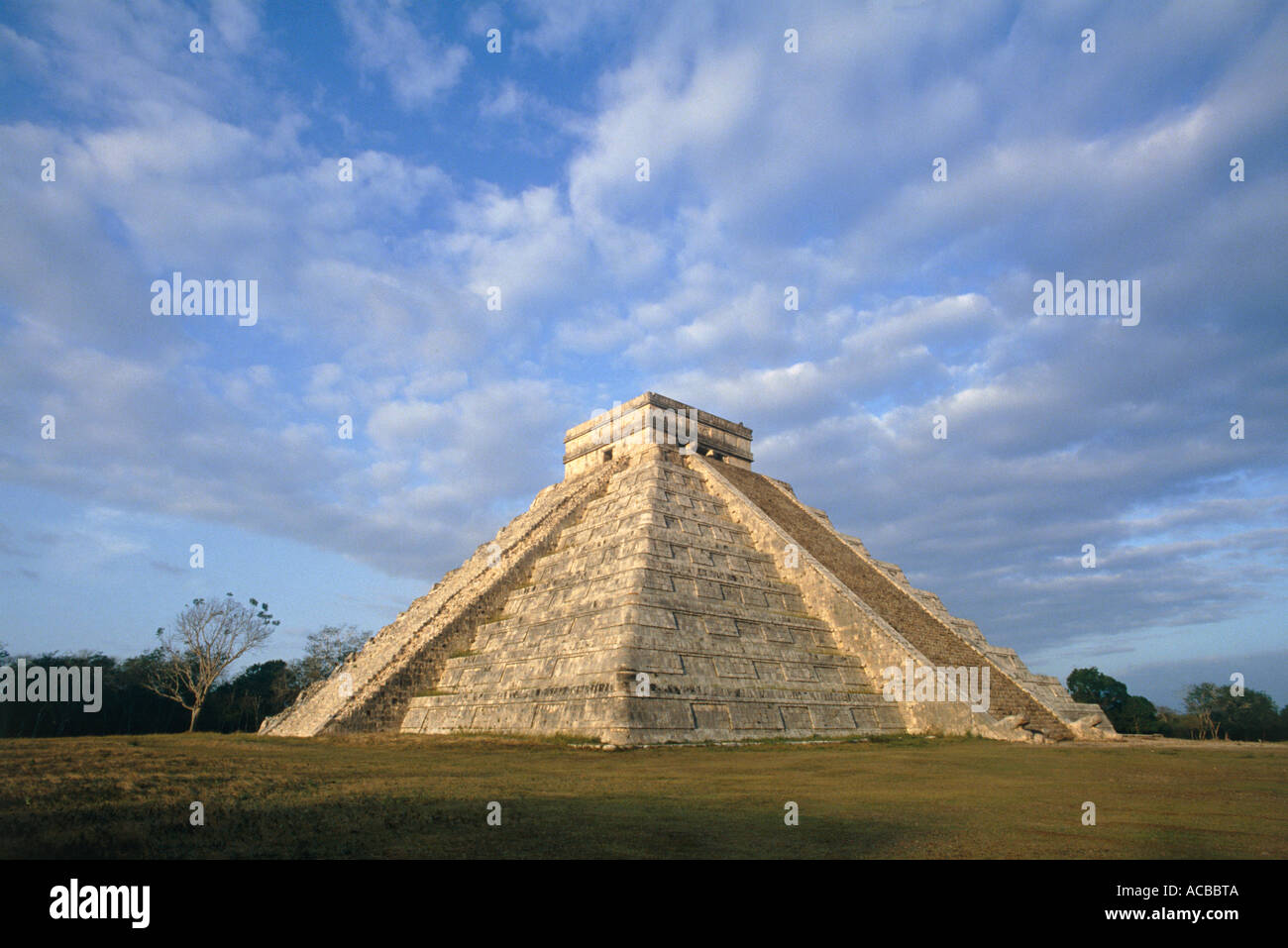 pyramid of el castillo mayan ruins of chichen itza yucatan peninsula ...