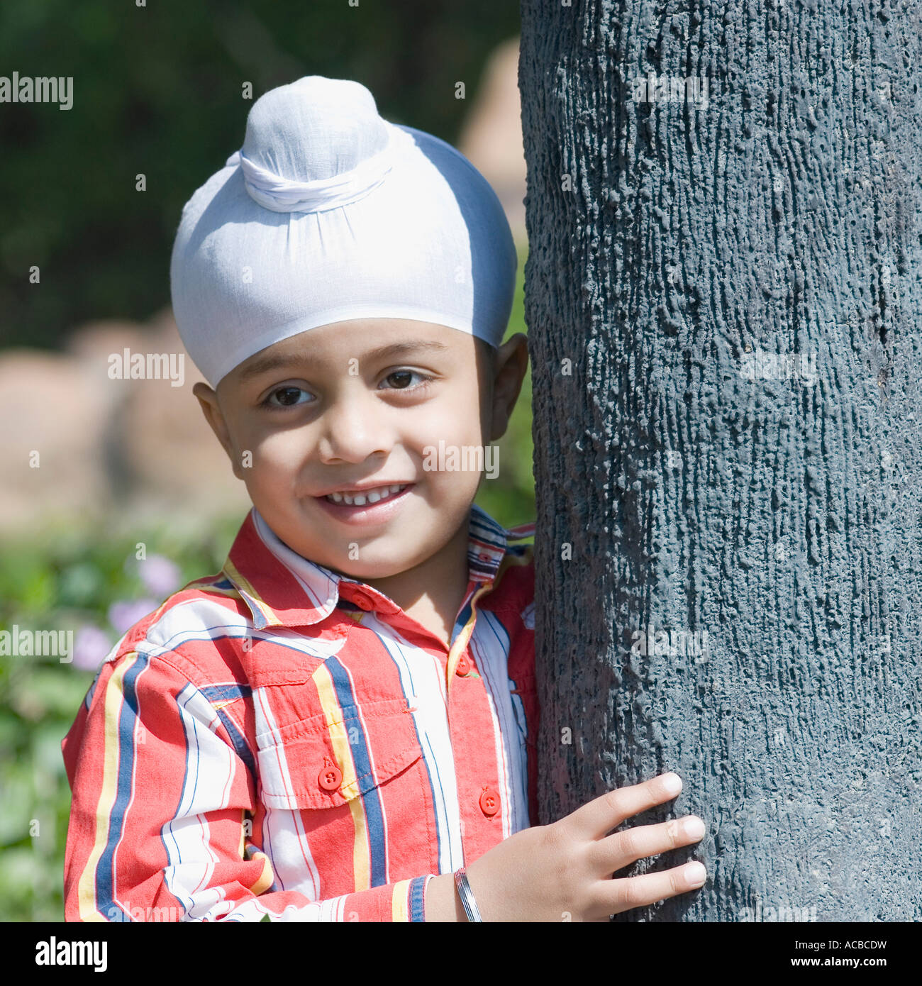 Boy leaning against a tree trunk hi-res stock photography and images ...