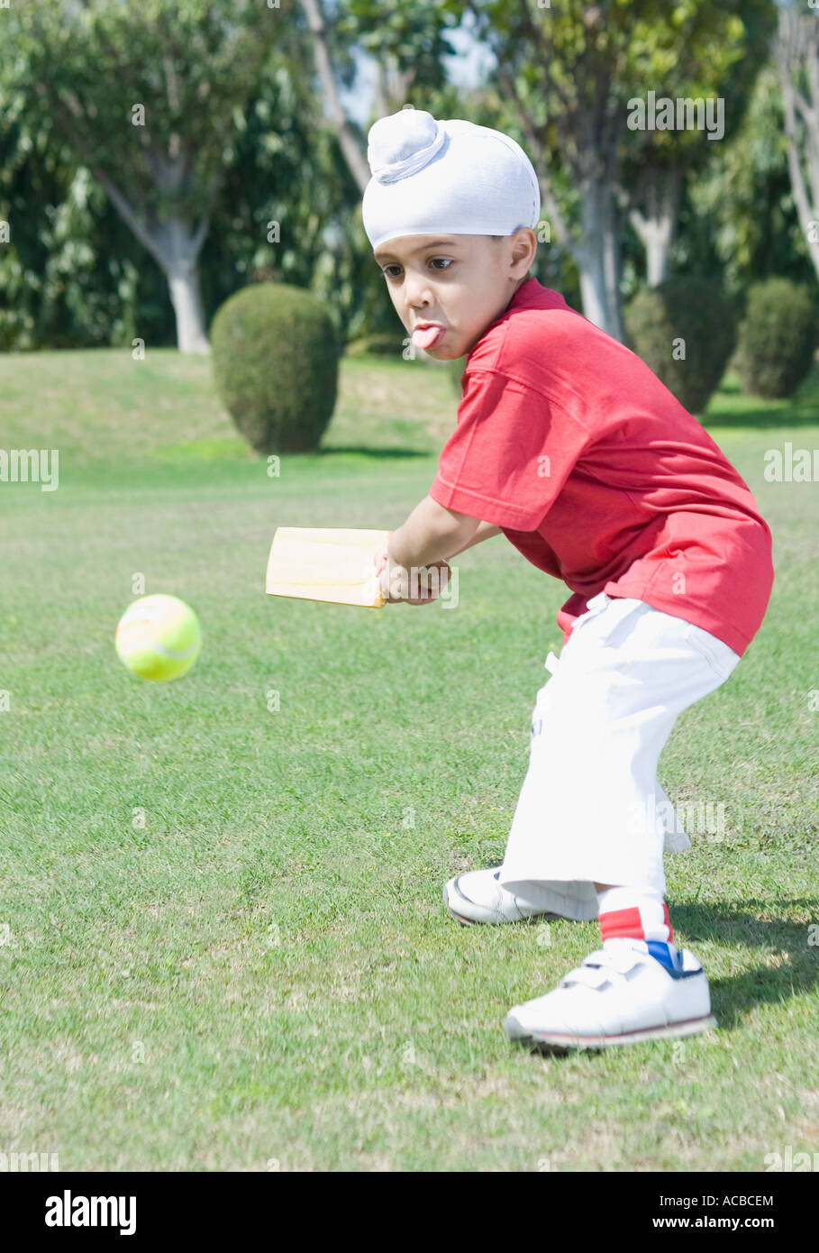 Side profile of a boy playing cricket Stock Photo - Alamy