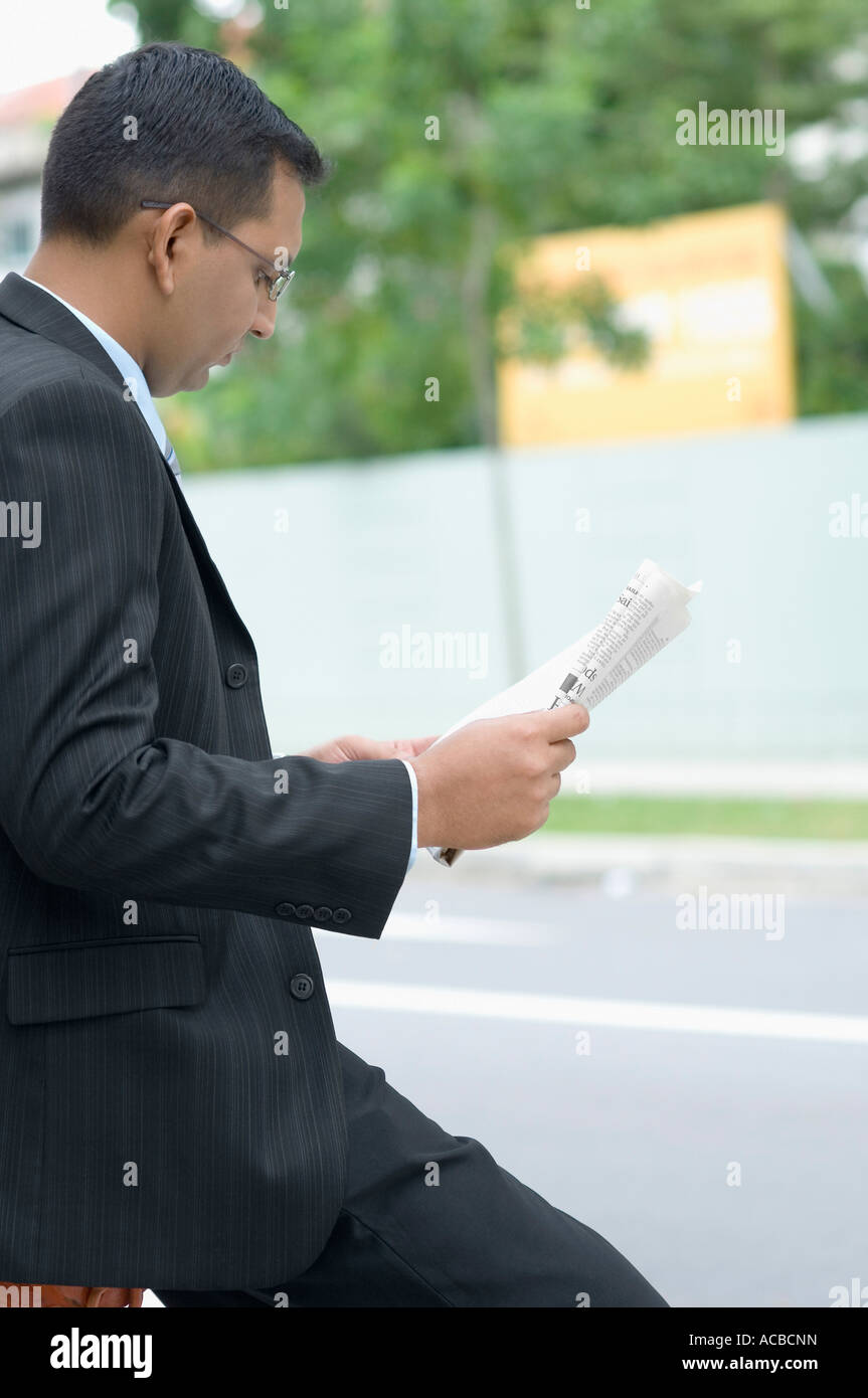 Holding newspaper profile hi-res stock photography and images - Alamy