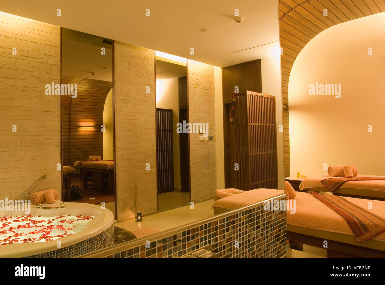 Spa interiors hi-res stock photography and images - Alamy