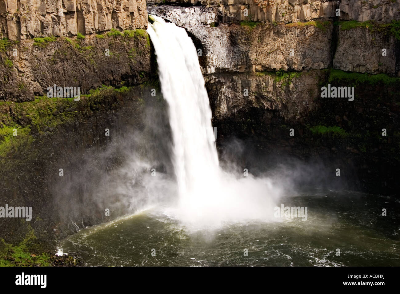 The Palouse River plunges over Palouse Falls in Palouse Falls State ...