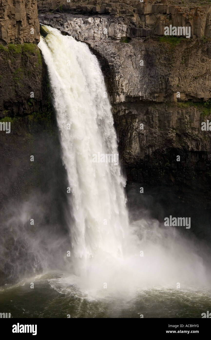 The Palouse River plunges over Palouse Falls in Palouse Falls State ...