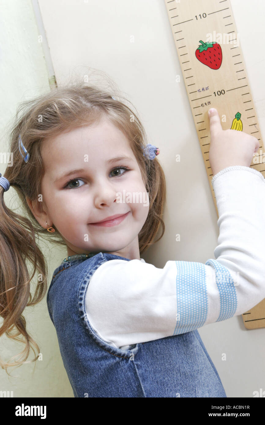 A little girl is measuring its height Stock Photo - Alamy