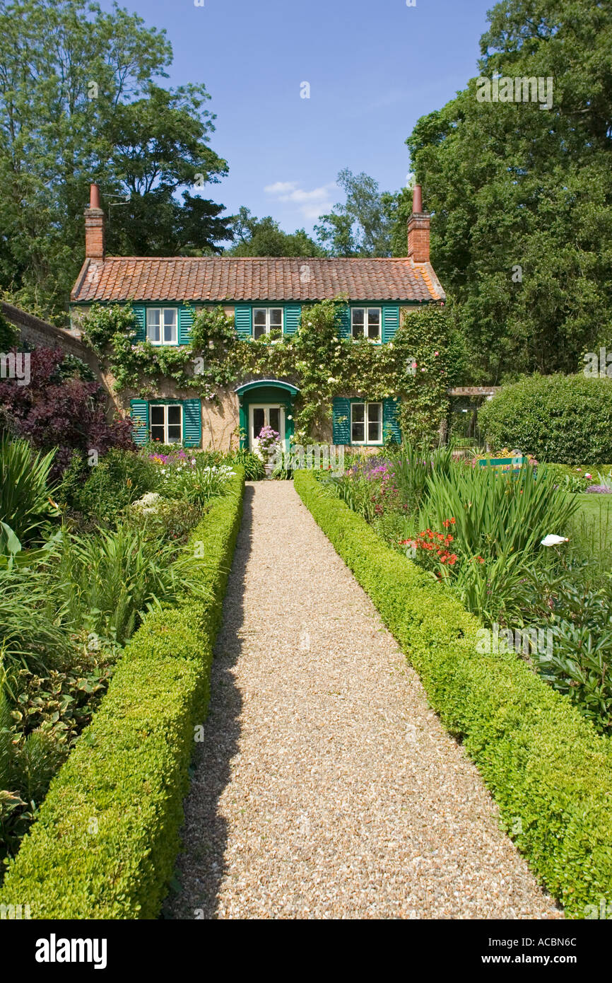 Shingle Path Leading to Country Cottage Stock Photo - Alamy