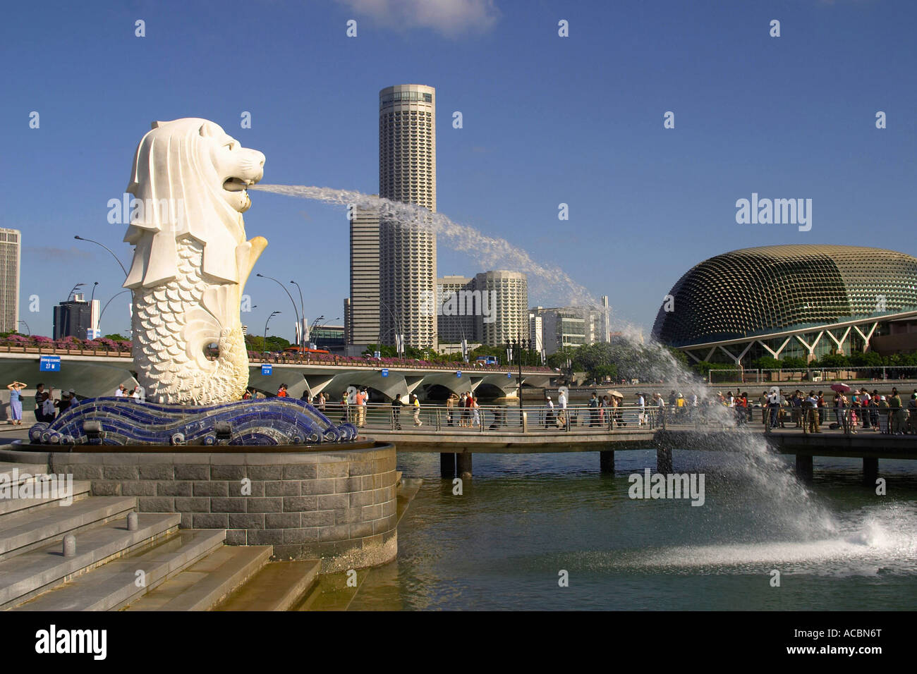 Singapores famous merlion statue hi-res stock photography and images ...