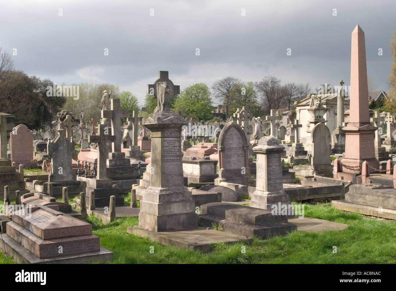 Victorian graves obelisk tombs hi-res stock photography and images - Alamy