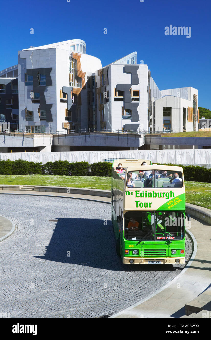 Open top city tour bus edinburgh hi-res stock photography and images ...