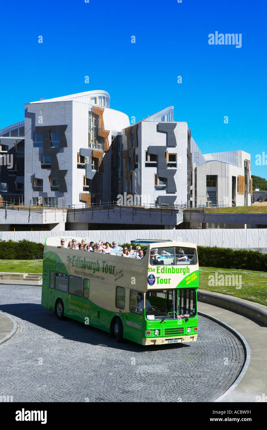 Open top city tour bus edinburgh hi-res stock photography and images ...