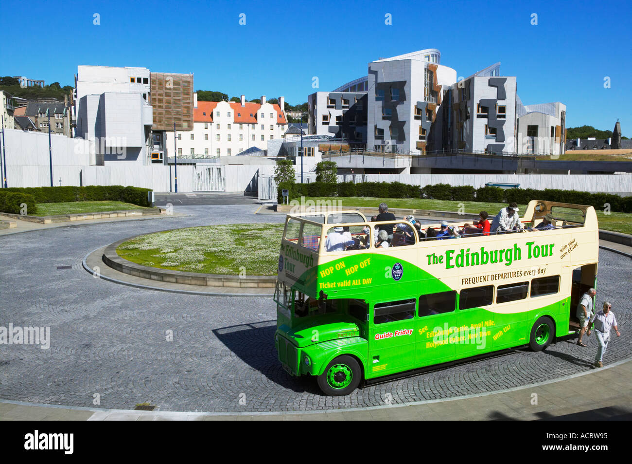 Open top city tour bus edinburgh hi-res stock photography and images ...