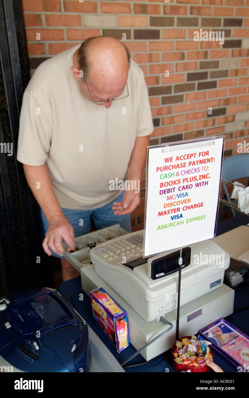 Man cash register hi-res stock photography and images - Alamy