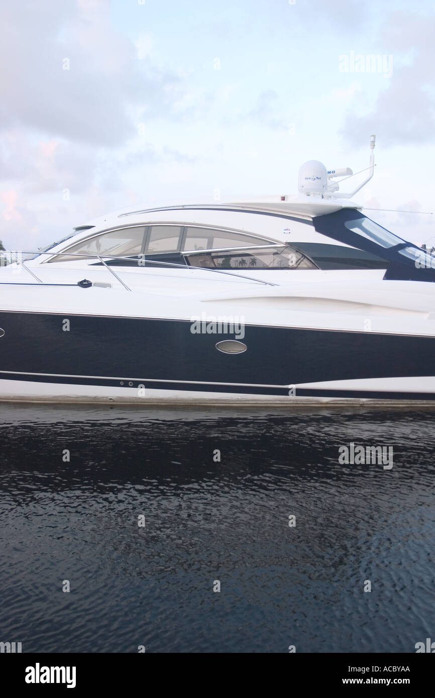 Sunseeker dock hi-res stock photography and images - Alamy
