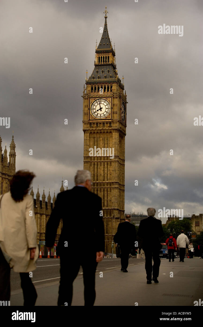 Pedestrians people london bridge hi-res stock photography and images ...