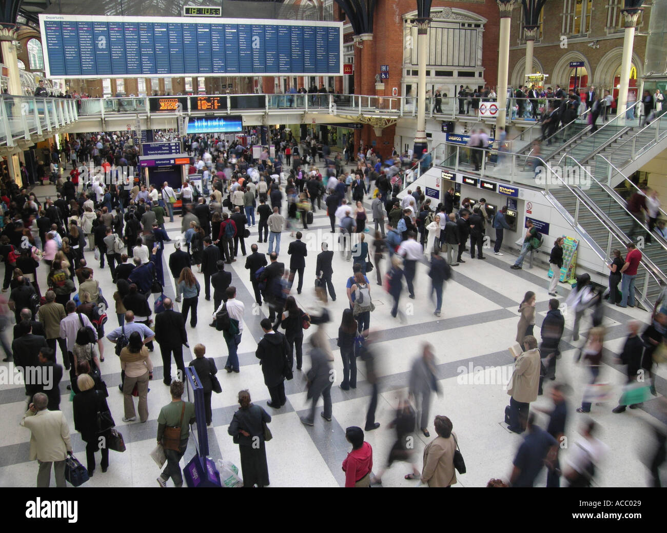 crowd of people commuters in Liverpool Street train and underground ...