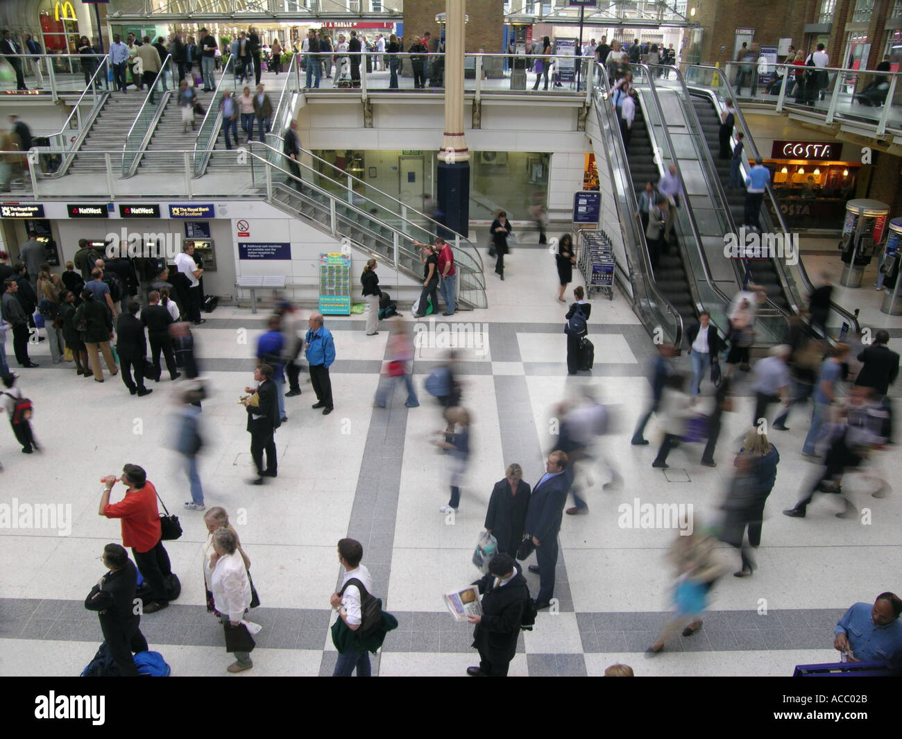 crowd of people commuters in Liverpool Street train and underground ...