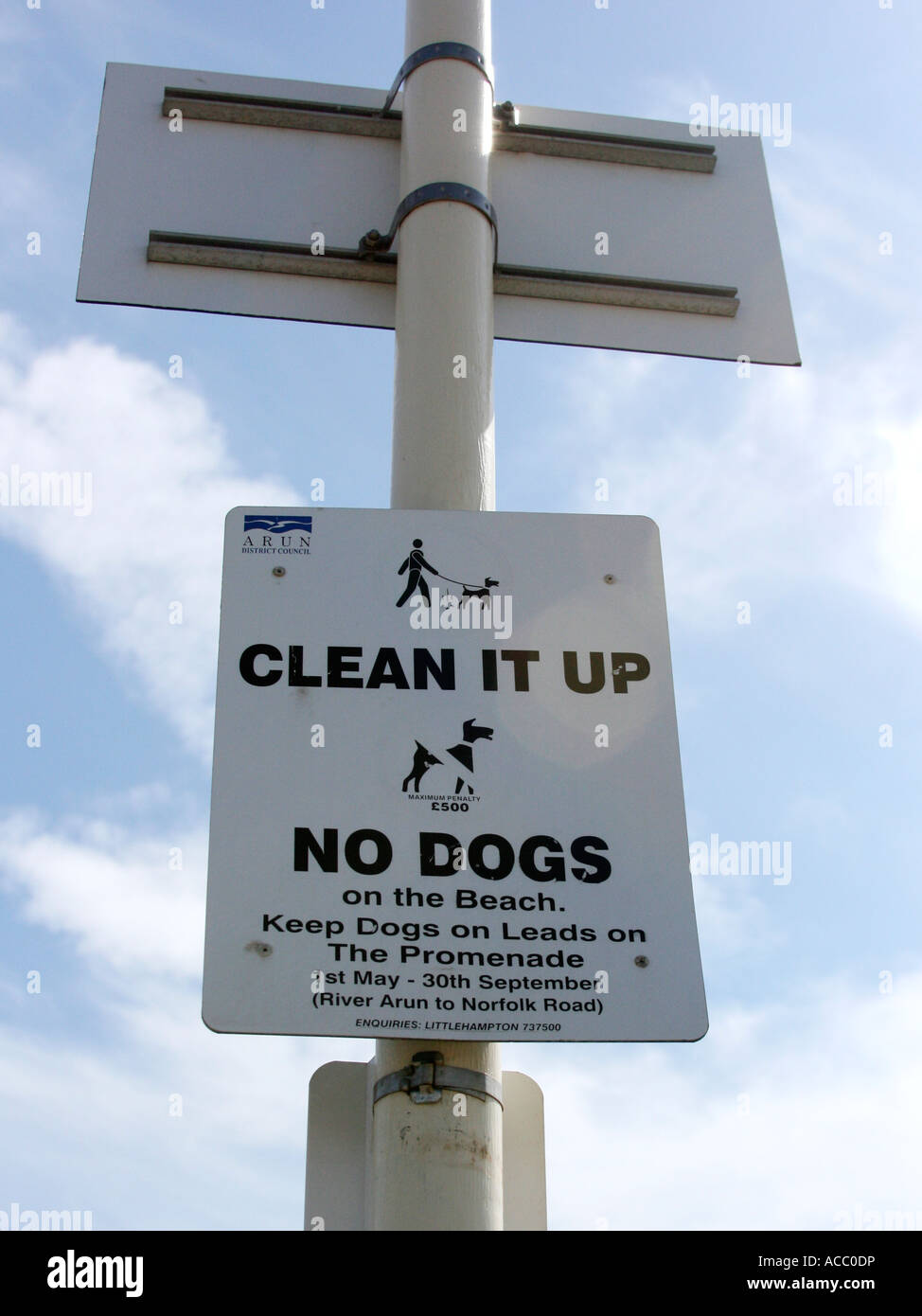 No dogs on the beach sign Stock Photo - Alamy