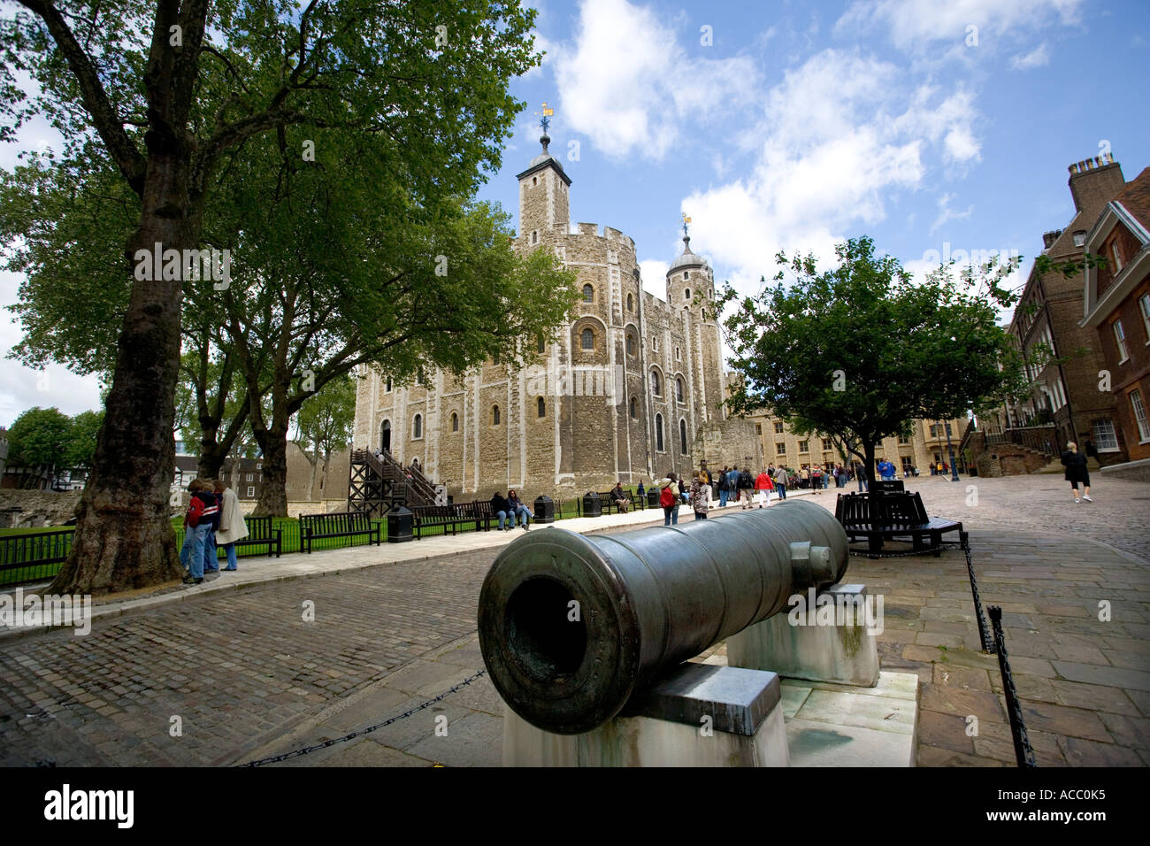 Cannon and White Tower at Tower of London England Stock Photo - Alamy