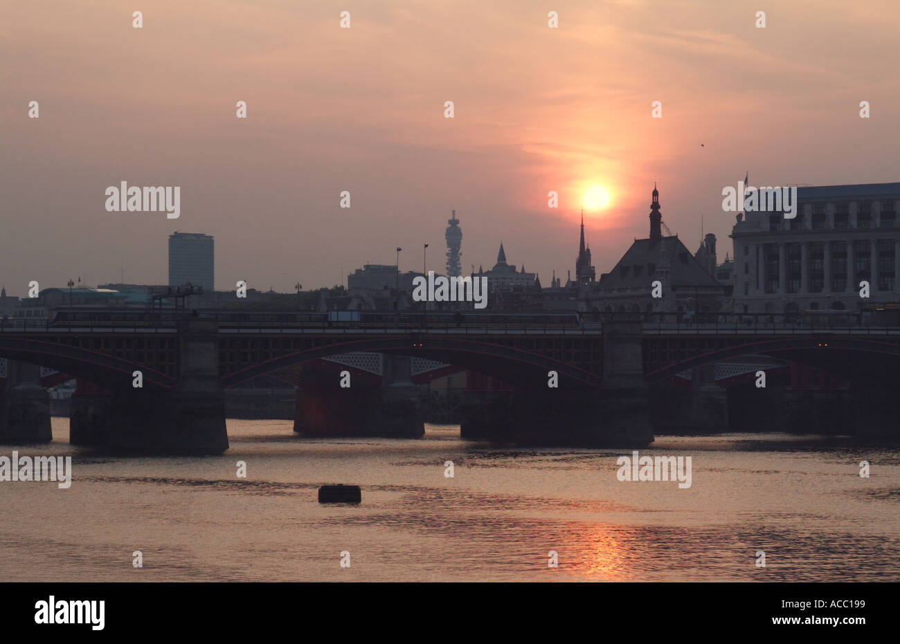 2003 summer uk london river hi-res stock photography and images - Alamy