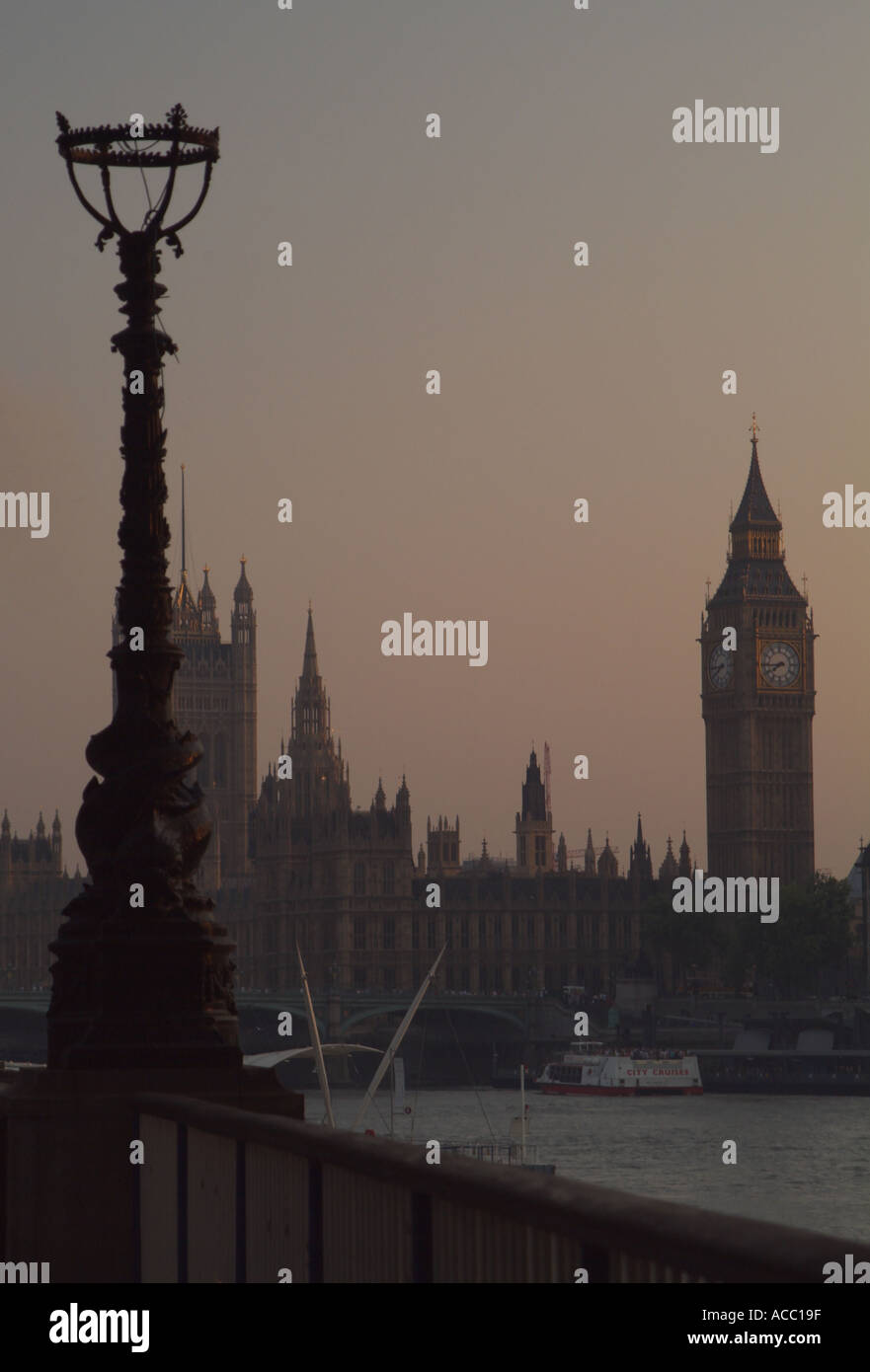 2003 summer uk london river hi-res stock photography and images - Alamy