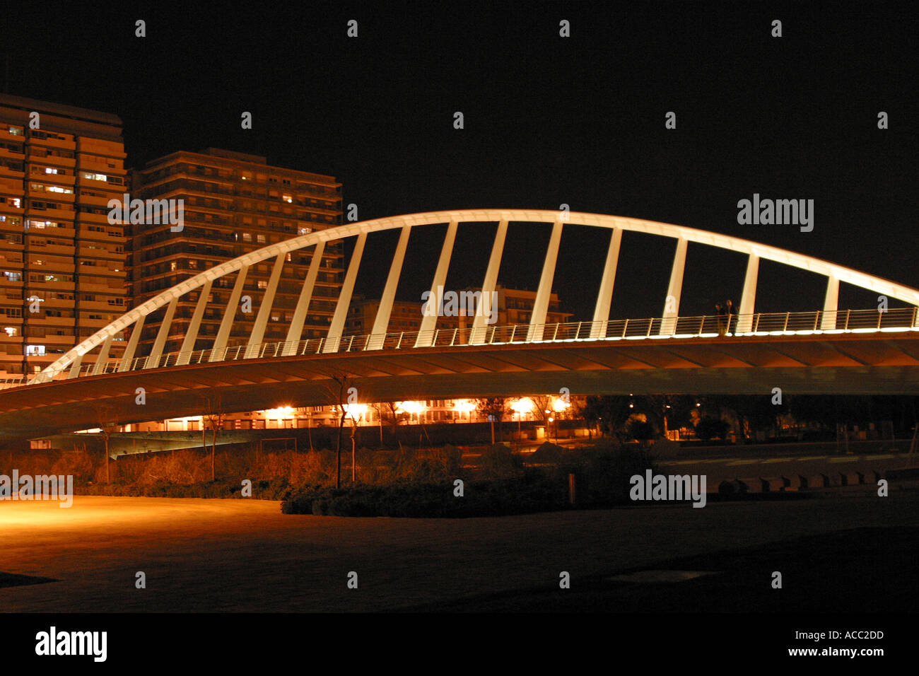 Valencia City Bridge By Night El Puente de Calatrava over the old Turia ...